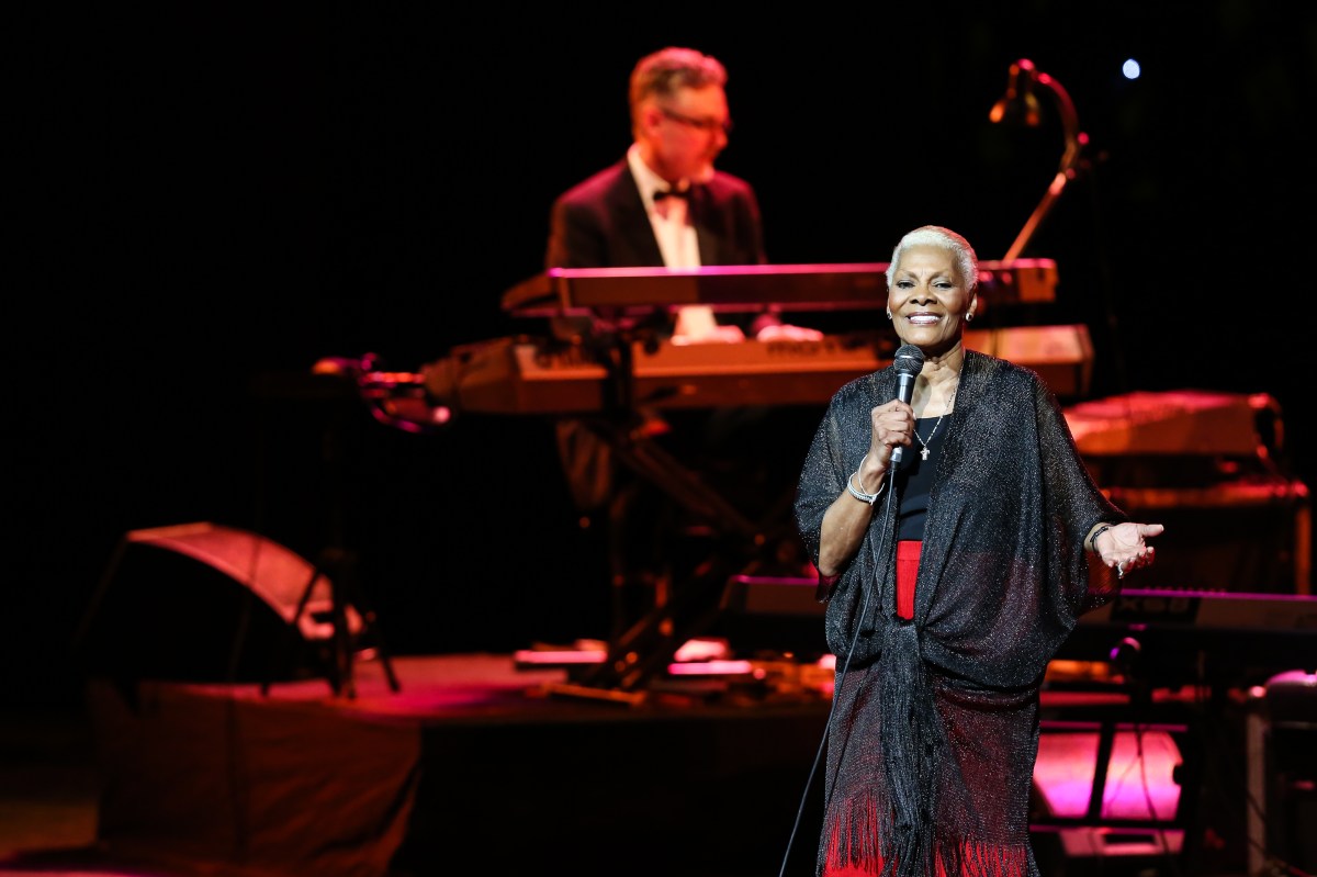 Após ser homenageada pelo ROCK & ROLL HALL OF FAME, Dionne Warwick vem ...